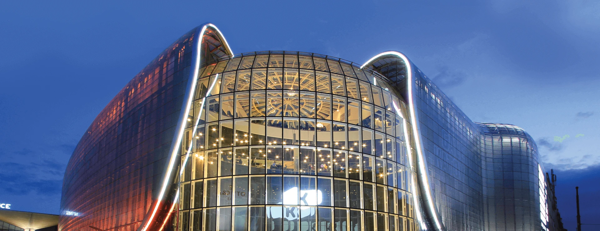 Large-scale aluminium glazing – façade or display windows? - Aluprof